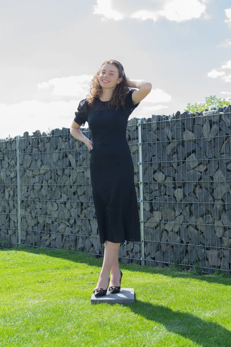 Rochie a line | rochii in forma de a | Rochie neagra midi eleganta ...